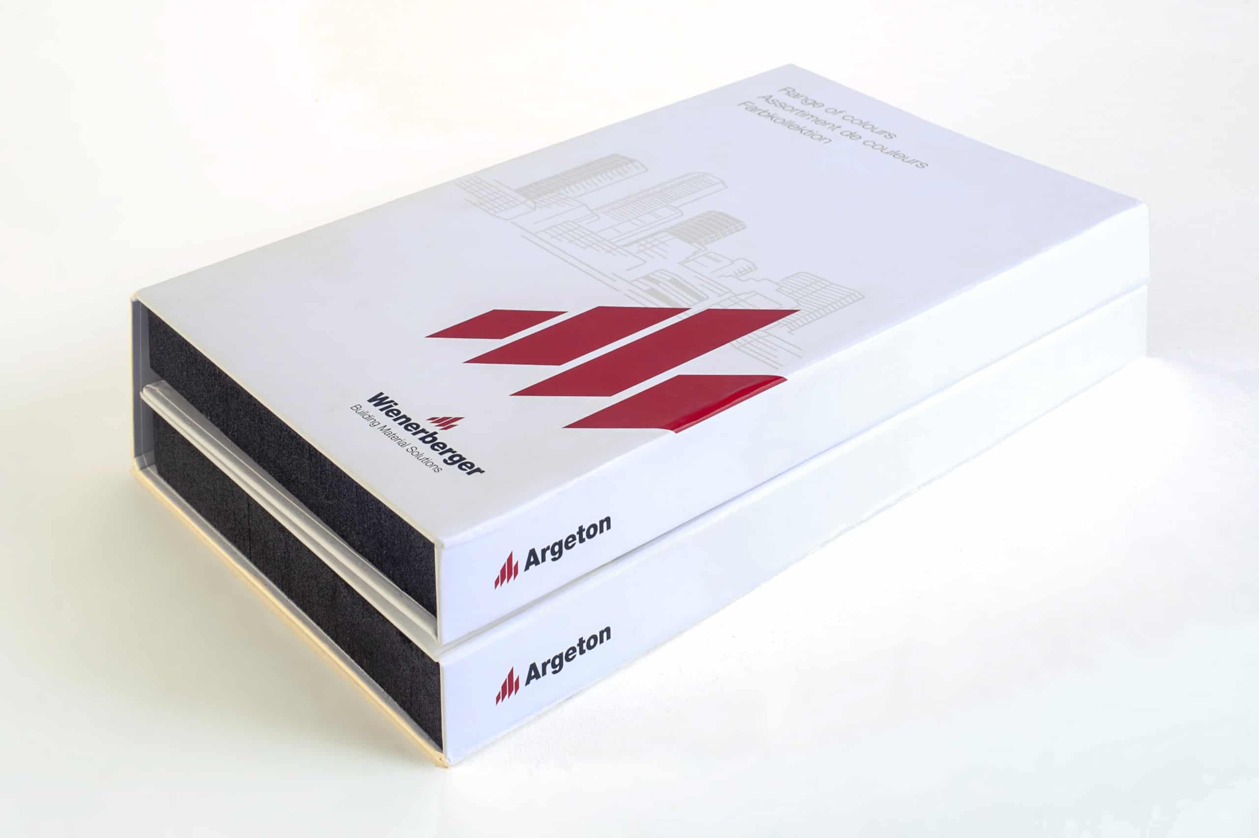 Karton-Musterbox mit Schaumstoff-Inlays für Fassadenplattenmuster